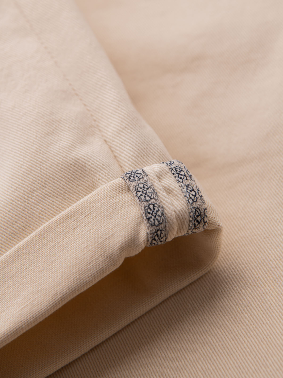 Jeansowe męskie klasyczne szorty z podwiniętą nogawką – kremowe V2 OM ...